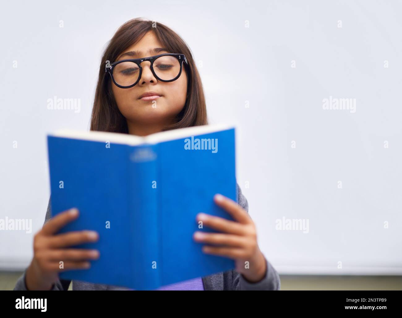 Reading a story to a class hi-res stock photography and images - Alamy