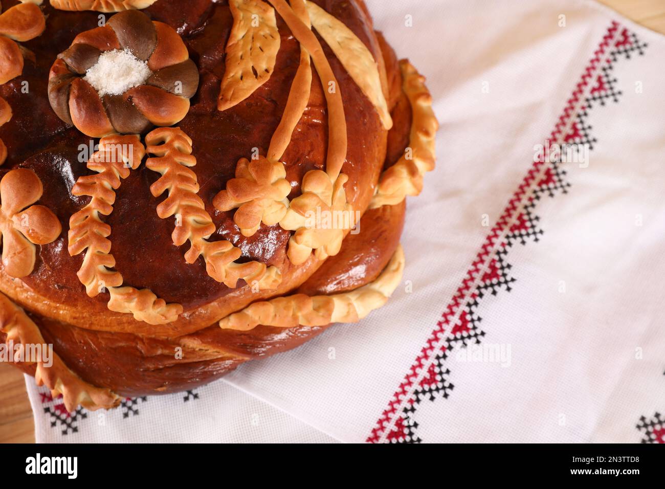 Korovai on rushnyk, closeup. Ukrainian bread and salt welcoming ...