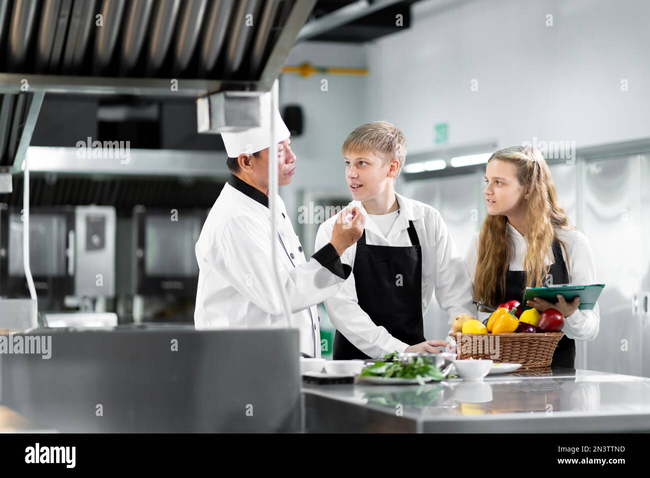 Chef teaching students asian hi-res stock photography and images - Alamy