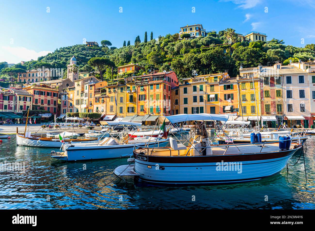 Boats and pastel-coloured house facades at the harbour of Portofino ...