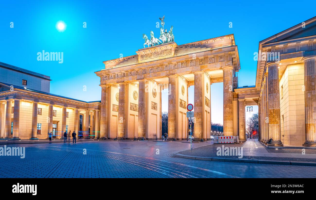 the famous brandenburg gate at night, berlin Stock Photo - Alamy