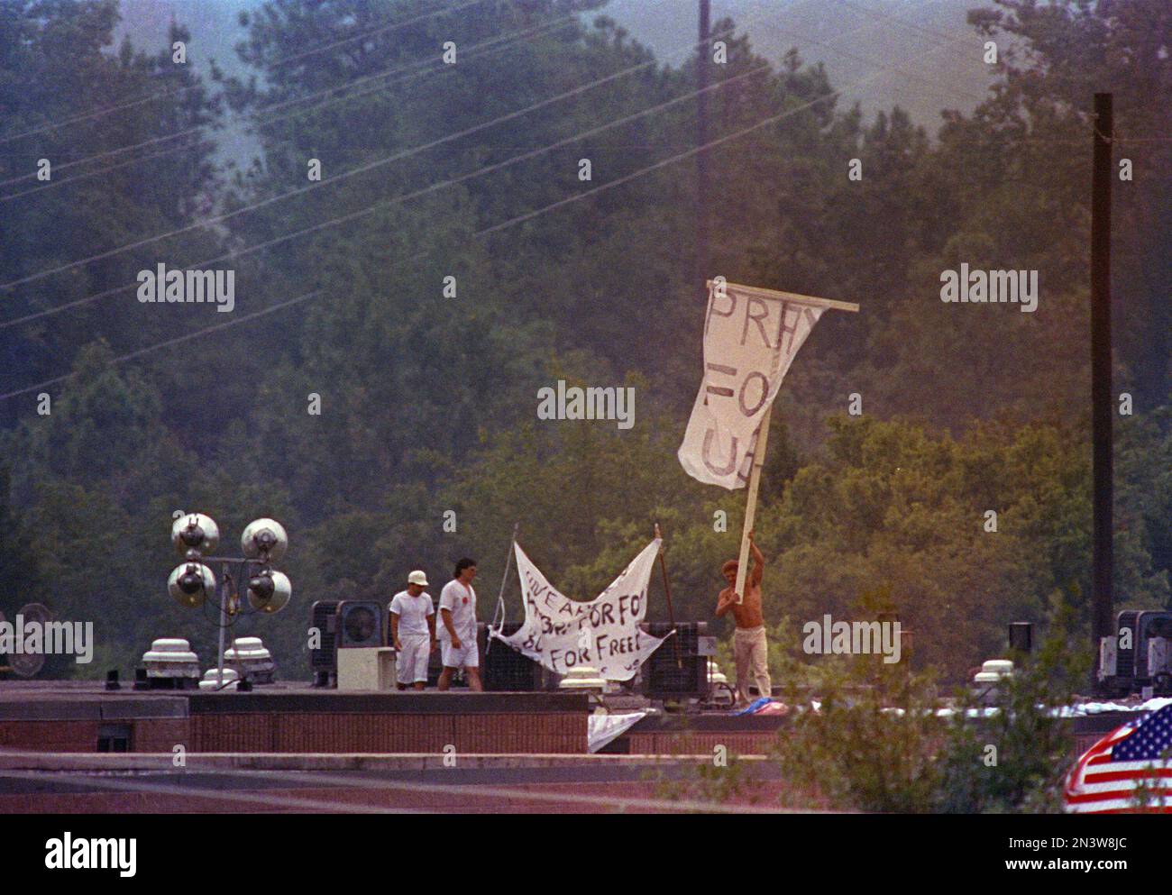Cuban inmates place new banners on the roof of the Talladega Federal ...