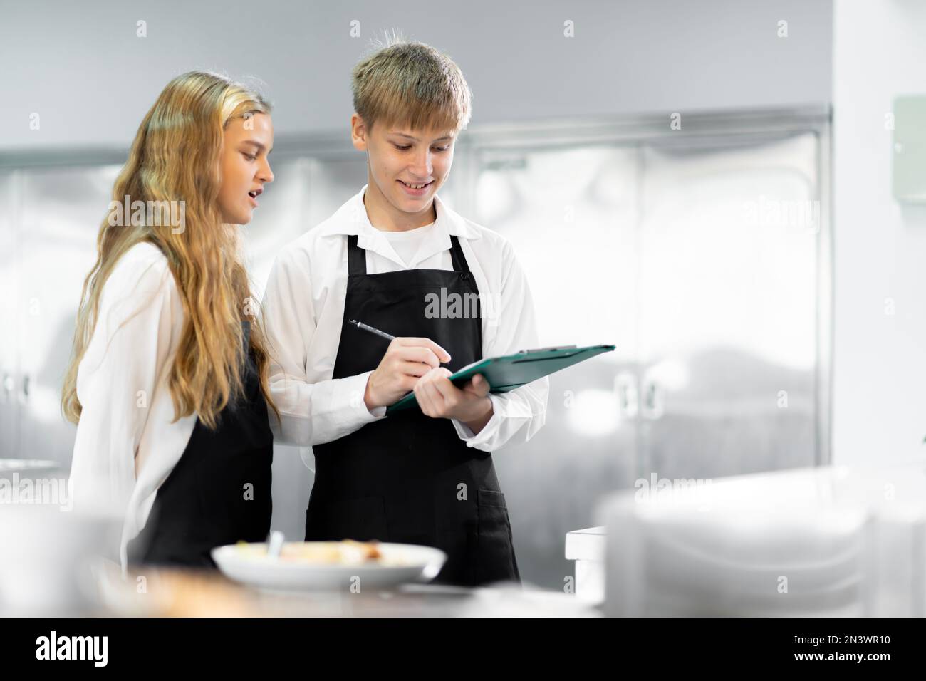 Group adult cooking lesson hi-res stock photography and images - Alamy