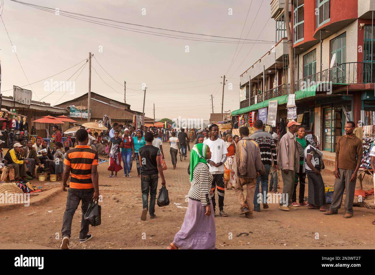 Inner city street scene hi-res stock photography and images - Alamy