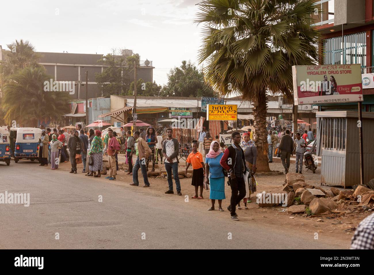 Inner city street scene hi-res stock photography and images - Alamy