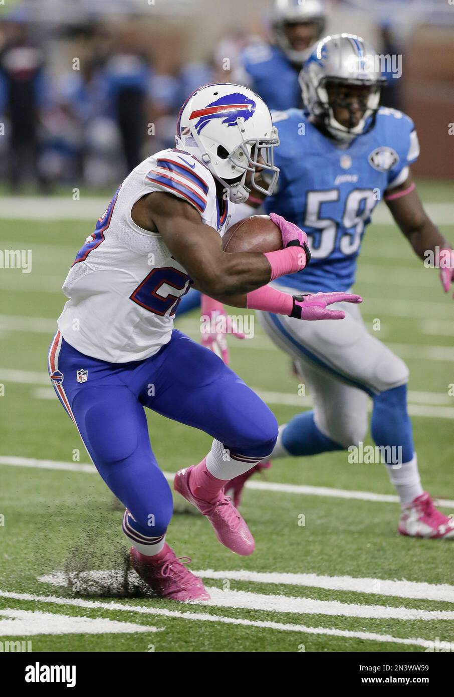 Buffalo Bills running back C.J. Spiller (28) carries the ball against ...