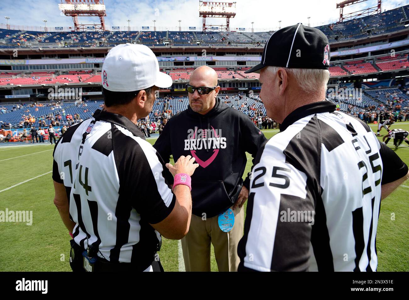 Cleveland Browns head coach Mike Pettine talks with referee Gene ...