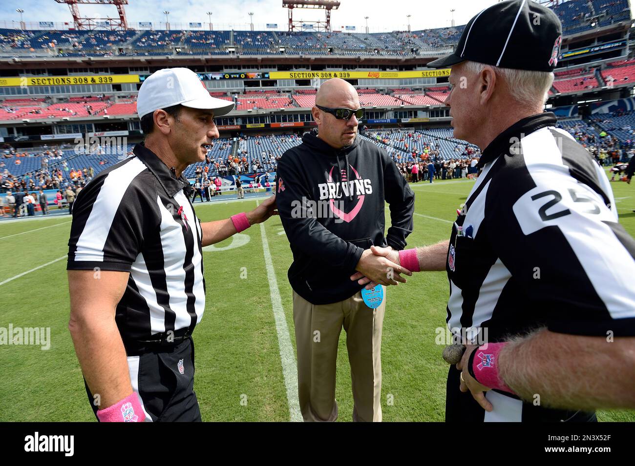 Cleveland Browns head coach Mike Pettine talks with referee Gene ...