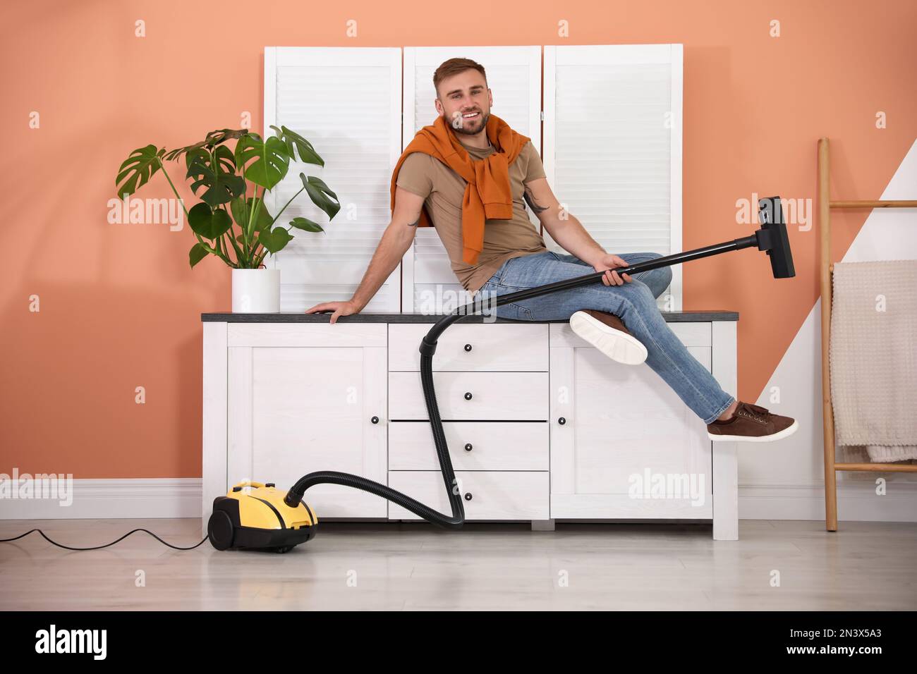 Man vacuum cleaner hi-res stock photography and images - Alamy