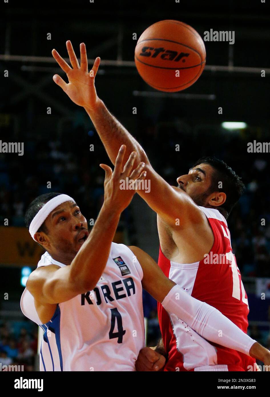 Iran's Asghar Kardoustpoustinsaraei, right, tries to block the ball of ...