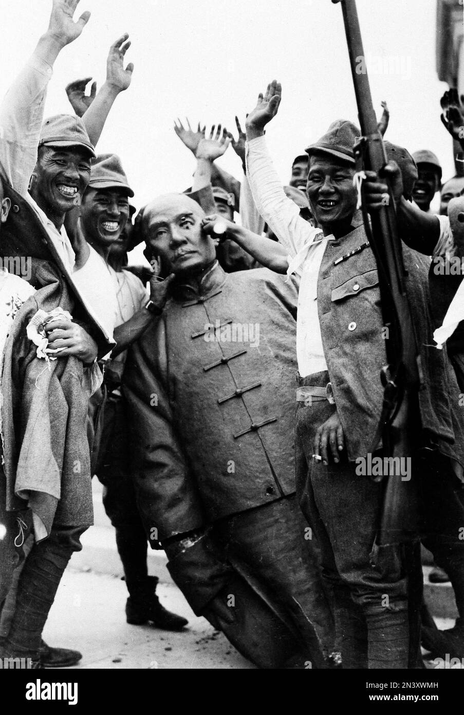Cheering Japanese soldier pose with a metal statue of Sun Yat-sen ...