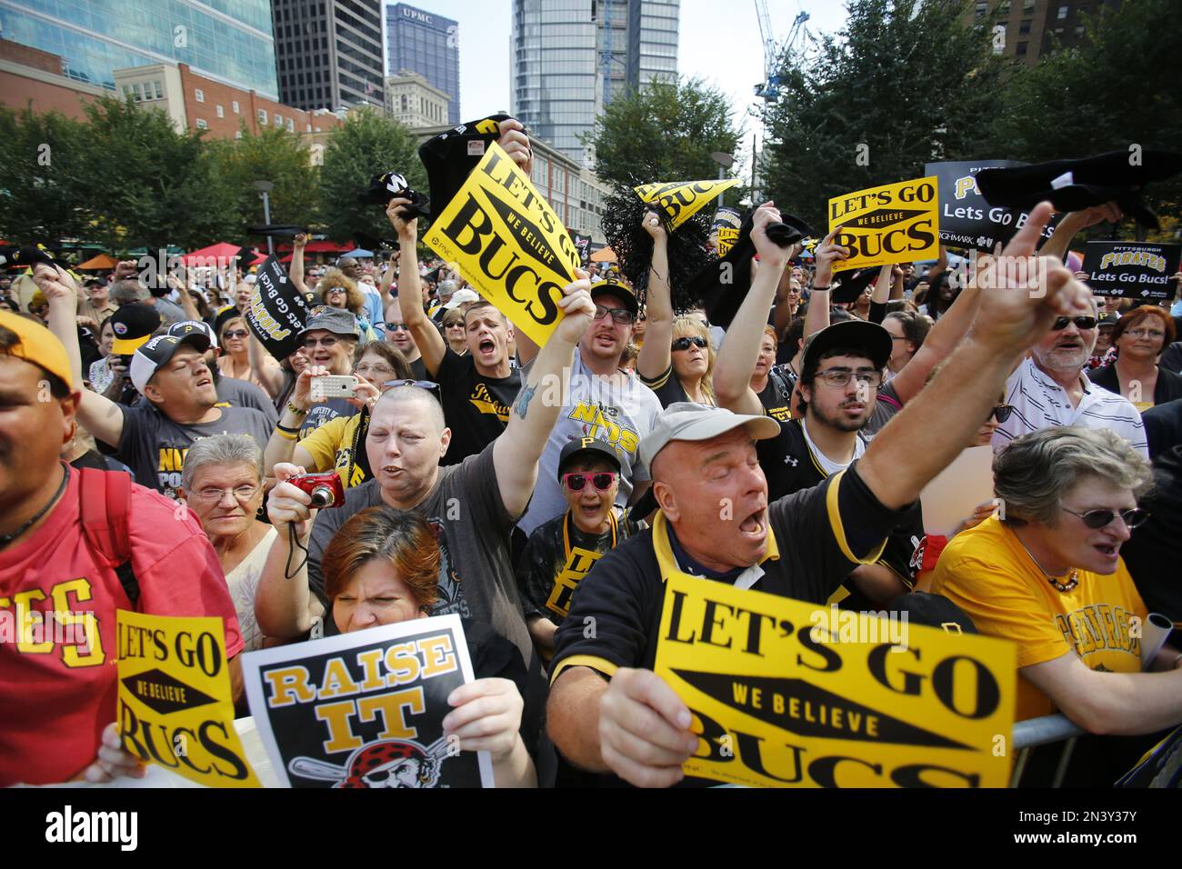 Pittsburgh Pirates fans gather at a Pirates pep rally in downtown ...