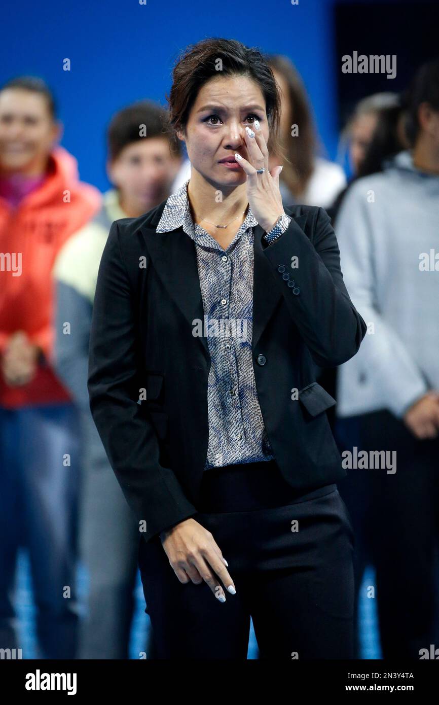 Chinese tennis player Li Na wipes tears during her retirement ceremony ...