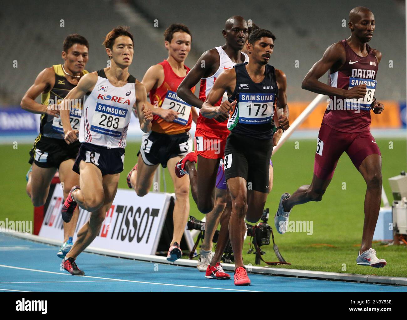 Qatar's Musaab Abdelrahman Bala, right, leads in the men’s 800m heats ...