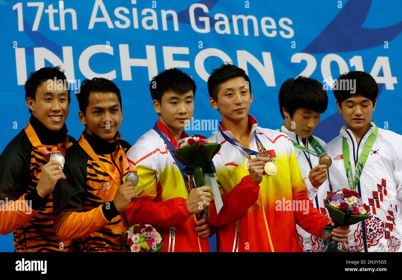 From left, silver medallists Malaysia’s Ooi Tze Liang and Ahmad Amsyar ...