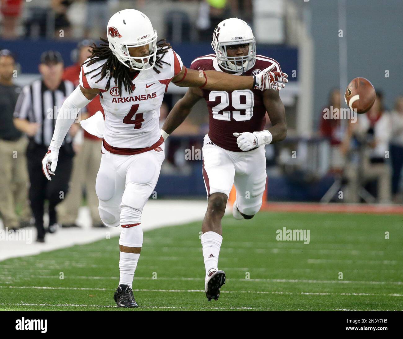 Arkansas wide receiver Keon Hatcher (4) is unable to reach a pass as ...