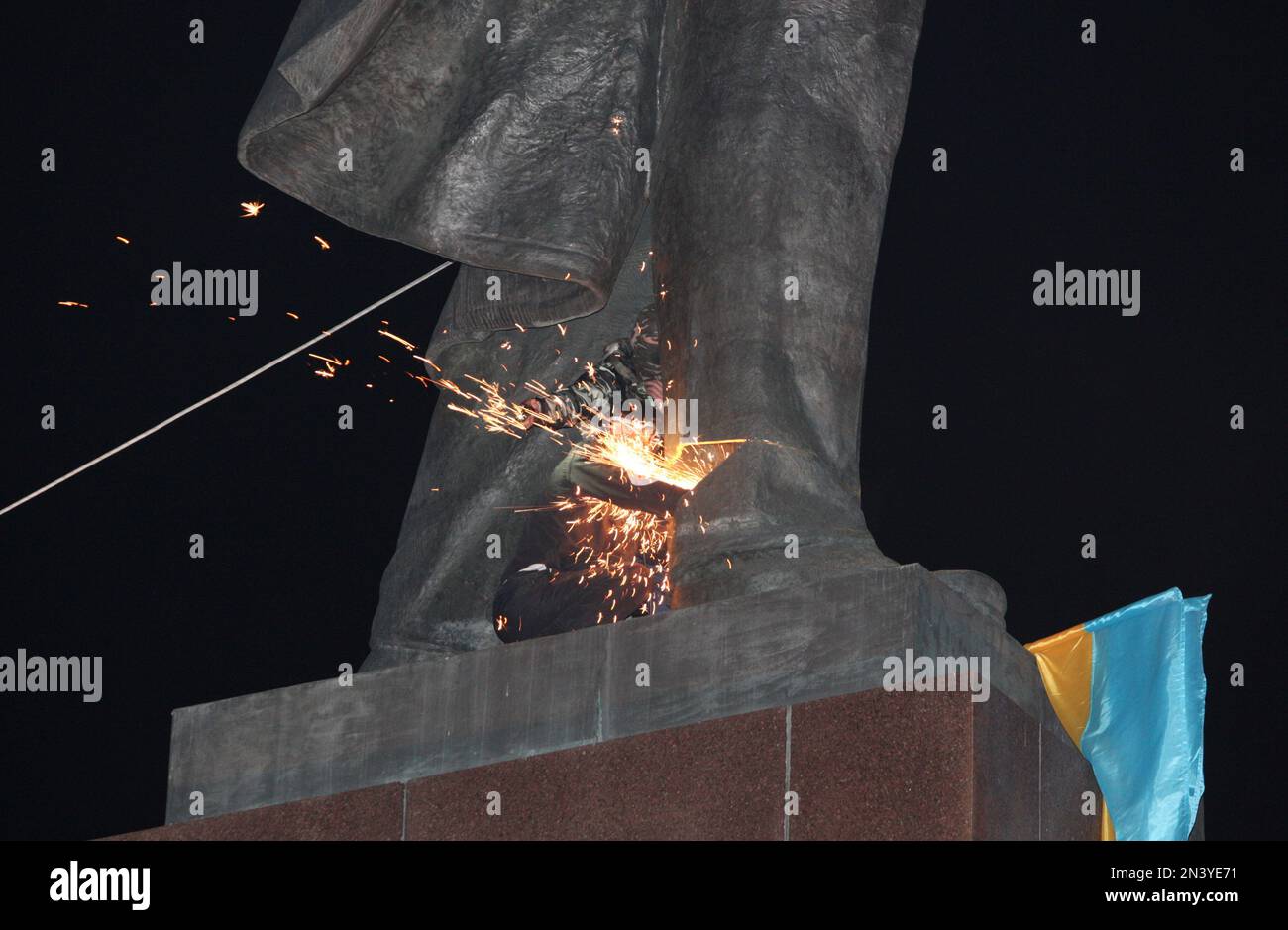 An activist dismantles Ukraine's biggest monument to Lenin at a pro ...