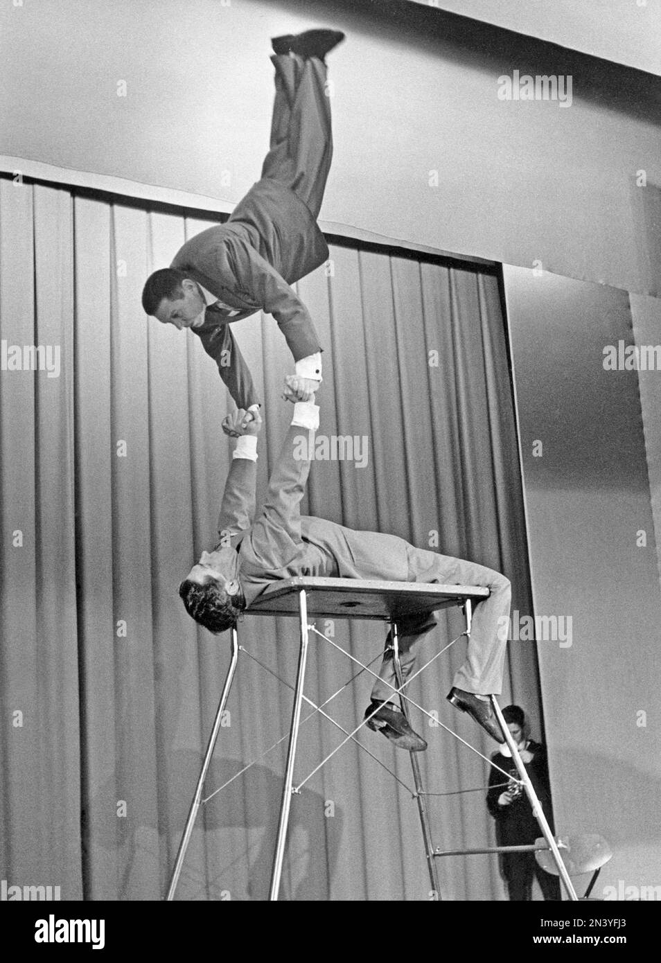 Actrobats hi-res stock photography and images - Alamy