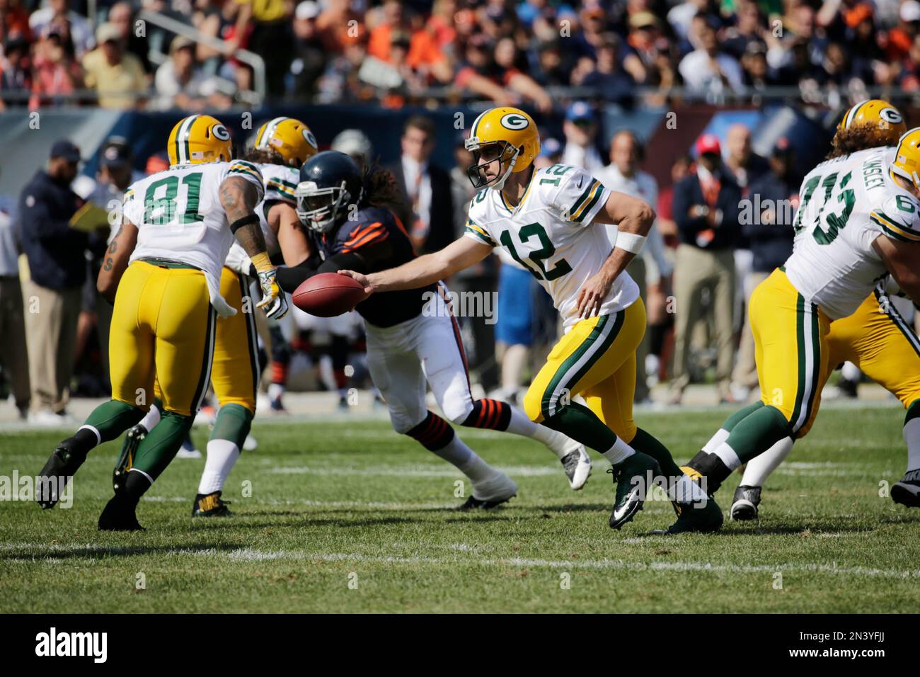 Green Bay Packers quarterback Aaron Rodgers (12) hands off to tight end ...
