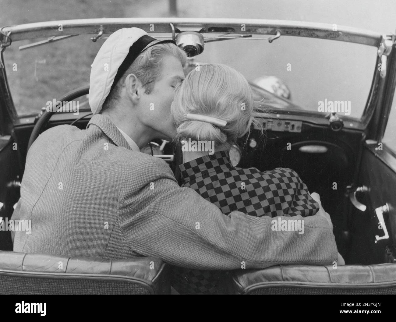 Kissing car 1950s hi-res stock photography and images - Alamy
