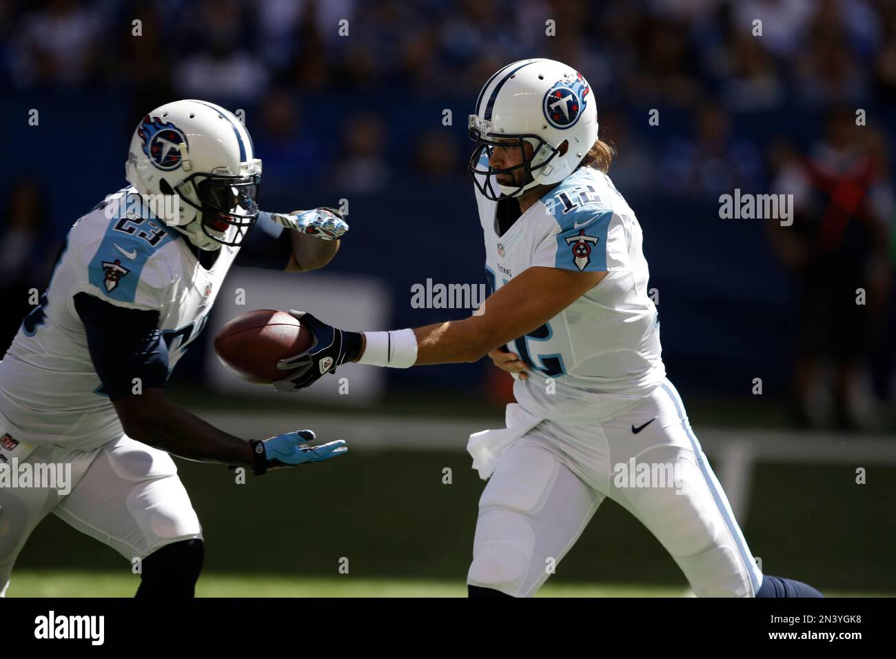 Tennessee Titans quarterback Charlie Whitehurst, right, hands off to ...