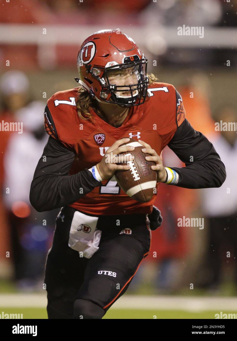 Utah quarterback Travis Wilson (7) looks down field in the second ...
