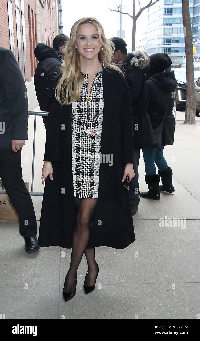 Reese Witherspoon at The Drew Barrymore Show to talk about Netflix's ...