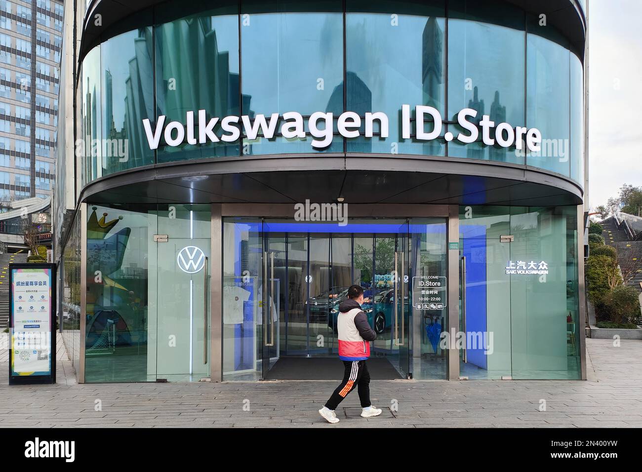 Volkswagen id store hi-res stock photography and images - Alamy
