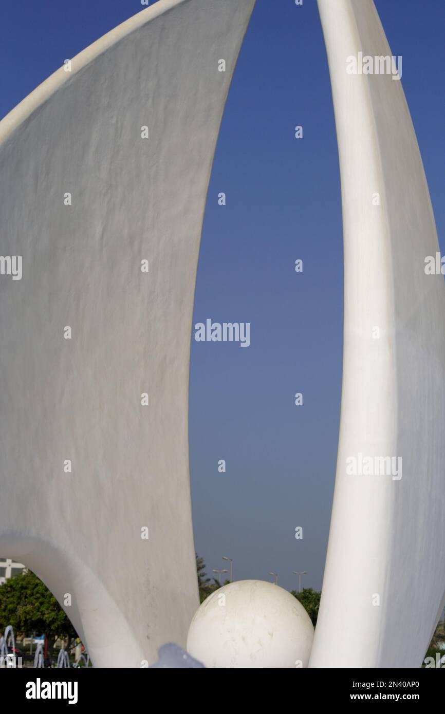 Manama bahrain statue hi-res stock photography and images - Alamy