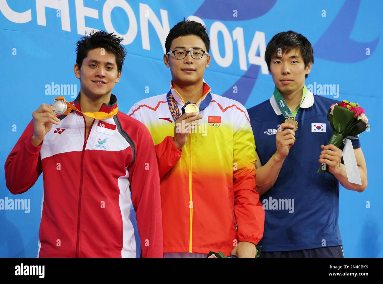 Gold medalist China's Shi Yang, centre, stands with silver medalist ...