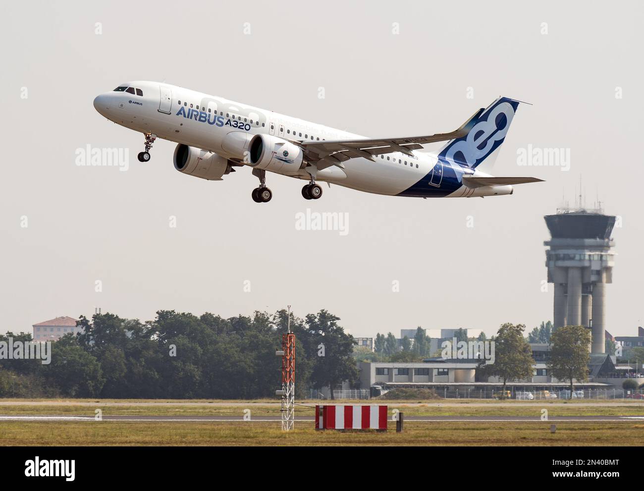 The new Airbus A320neo takes off for its first test flight at Toulouse ...