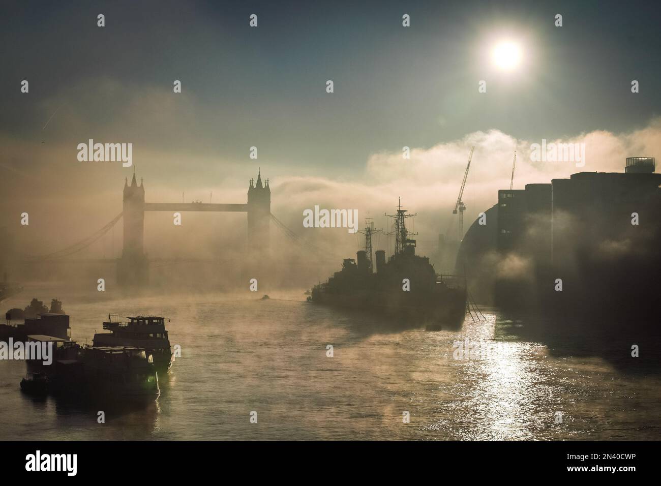 UK Weather: Dramatic early morning sun and mist over Tower Bridge and ...