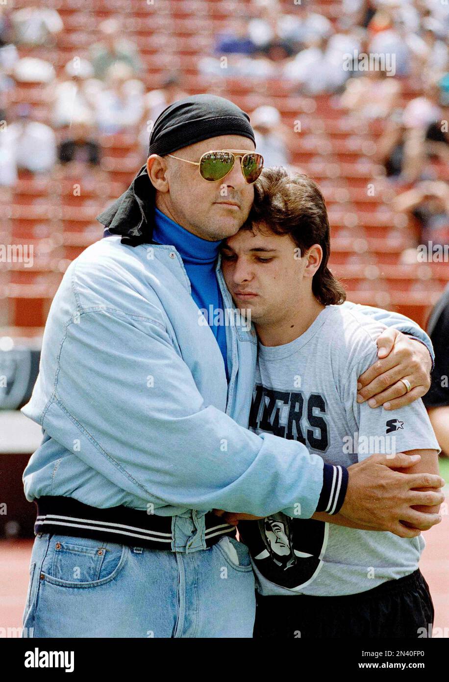 Former Los Angeles Raiders defensive star Lyle Alzado comforts Raiders ...