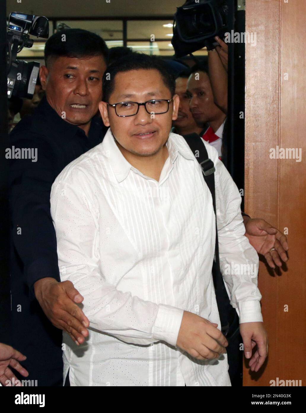 Indonesia police officers escort Anas Urbaningrum, former chairman of ...