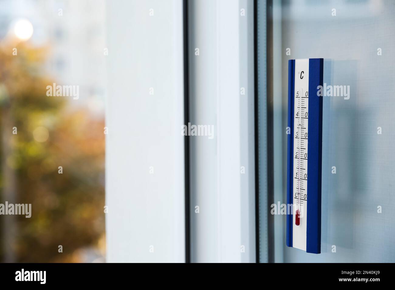 Outdoor temperature thermometer outside window hi-res stock photography ...