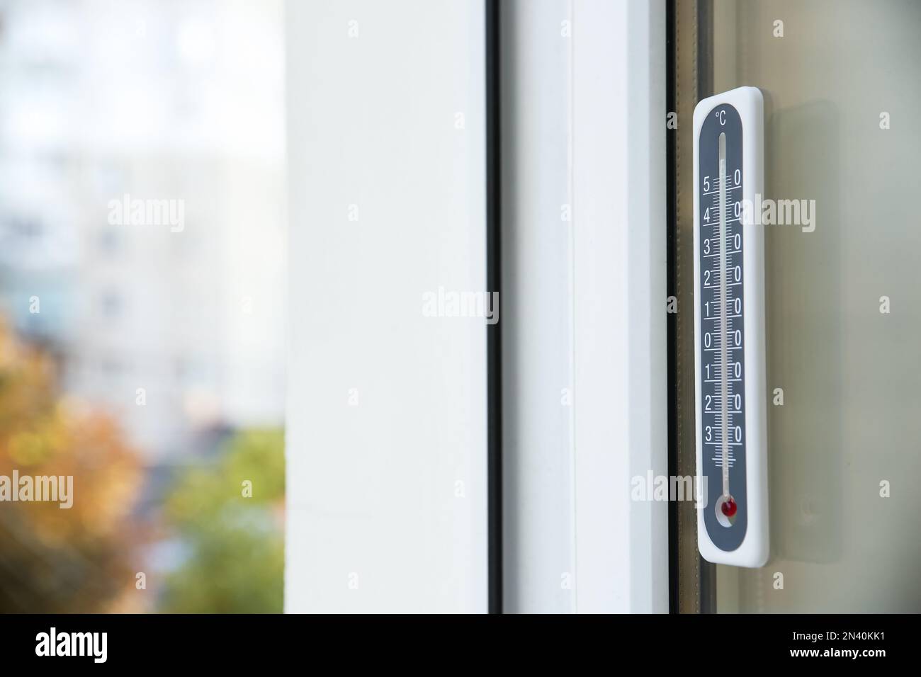 Weather thermometer on outside hi-res stock photography and images - Alamy