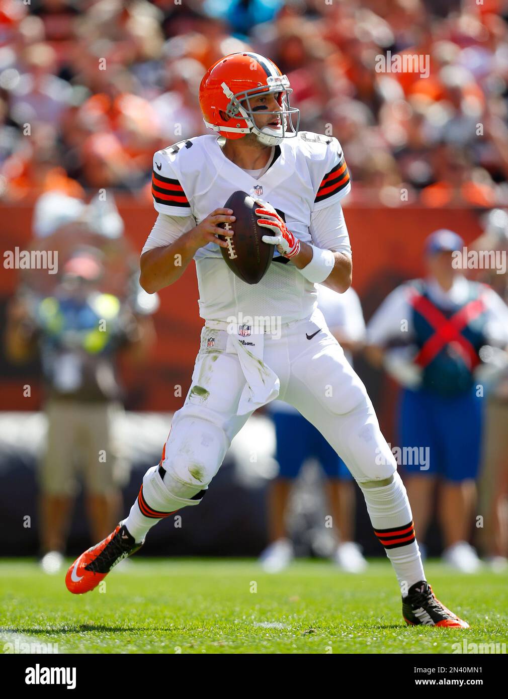 Cleveland Browns quarterback Brian Hoyer (6) looks to pass against the ...