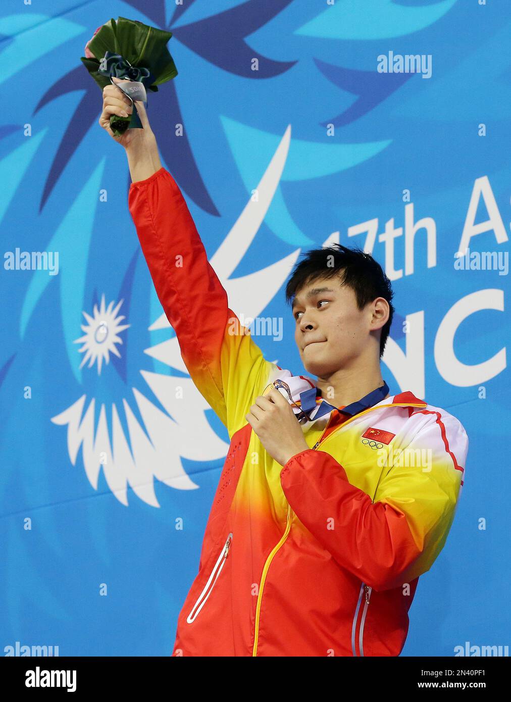 China's Sun Yang waves from the podium after winning the men's 400 ...