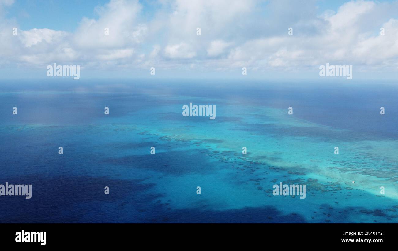 Coral cay on great barrier reef hi-res stock photography and images - Alamy
