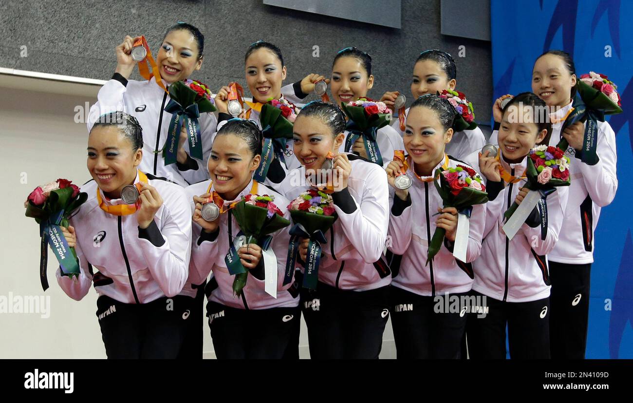 Japanese synchronized swimming team pose with their silver medals after ...
