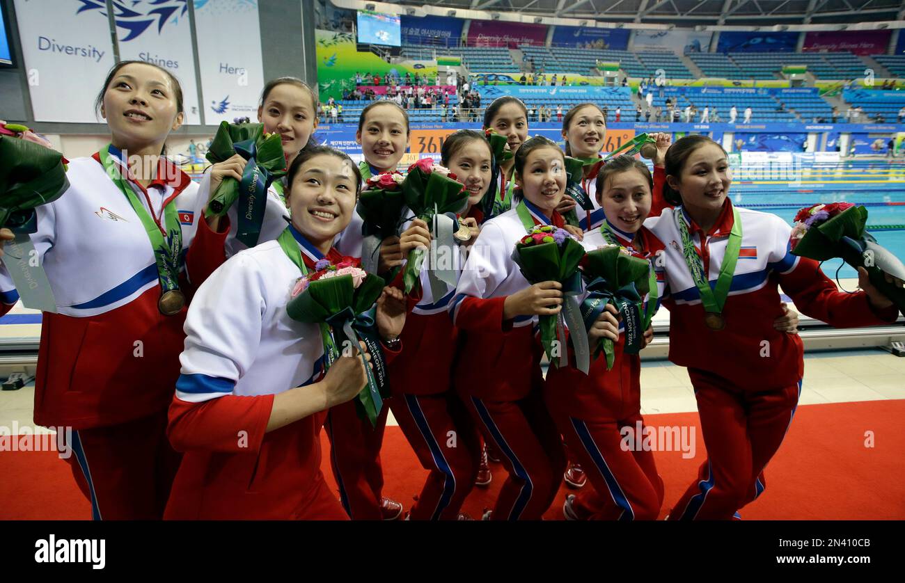 North Korean synchronized swimming team pose with their bronze medals ...