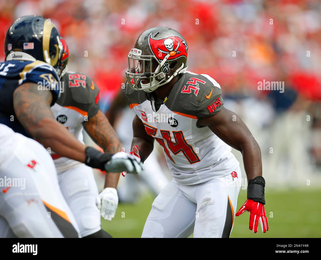 Tampa Bay Buccaneers outside linebacker Lavonte David (54) lines-up ...