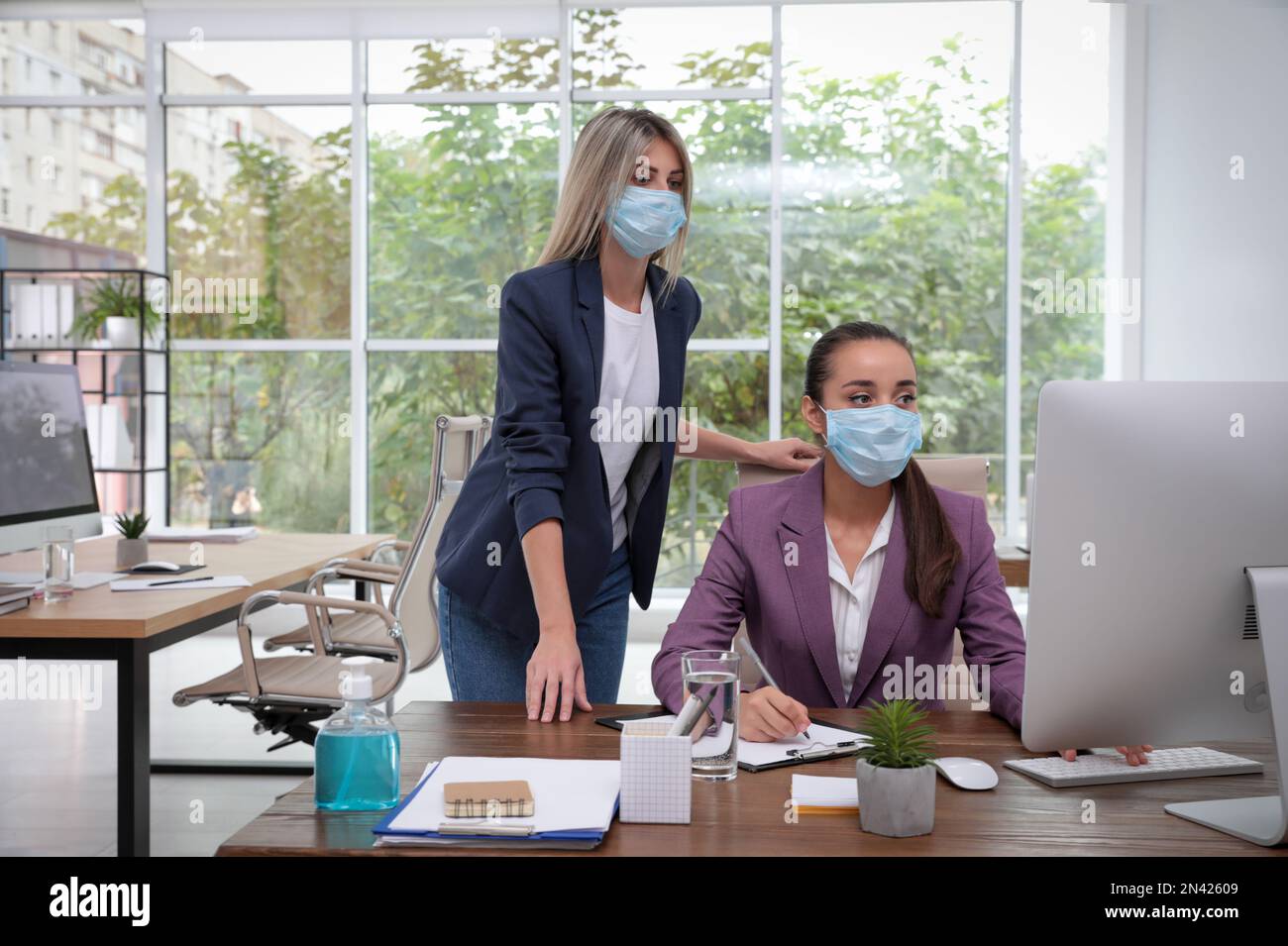Office employees in respiratory masks at workplace Stock Photo - Alamy