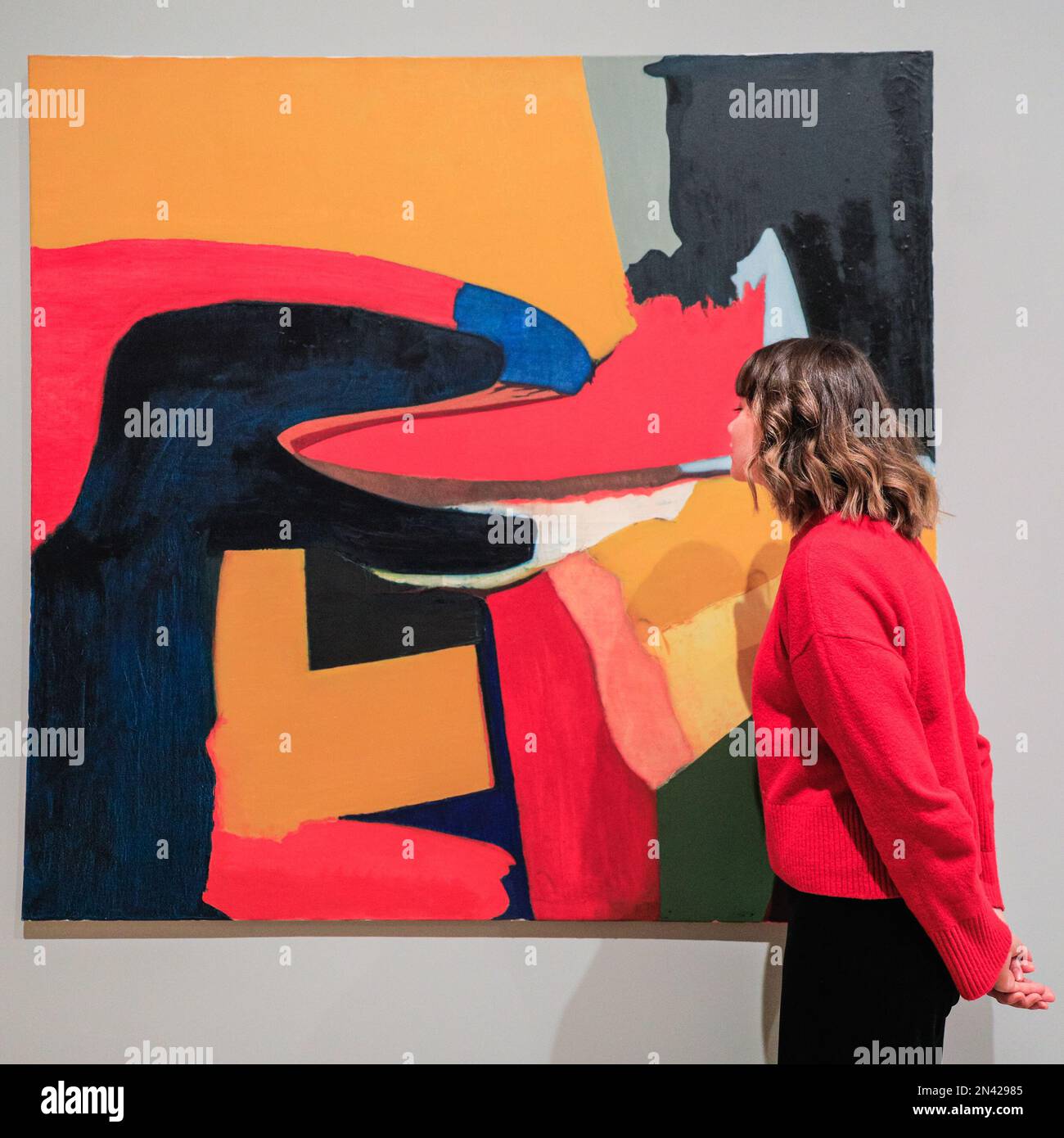 London, UK. 08th Feb, 2023. Gallery staff with 'Oil No 4' by Fanny ...
