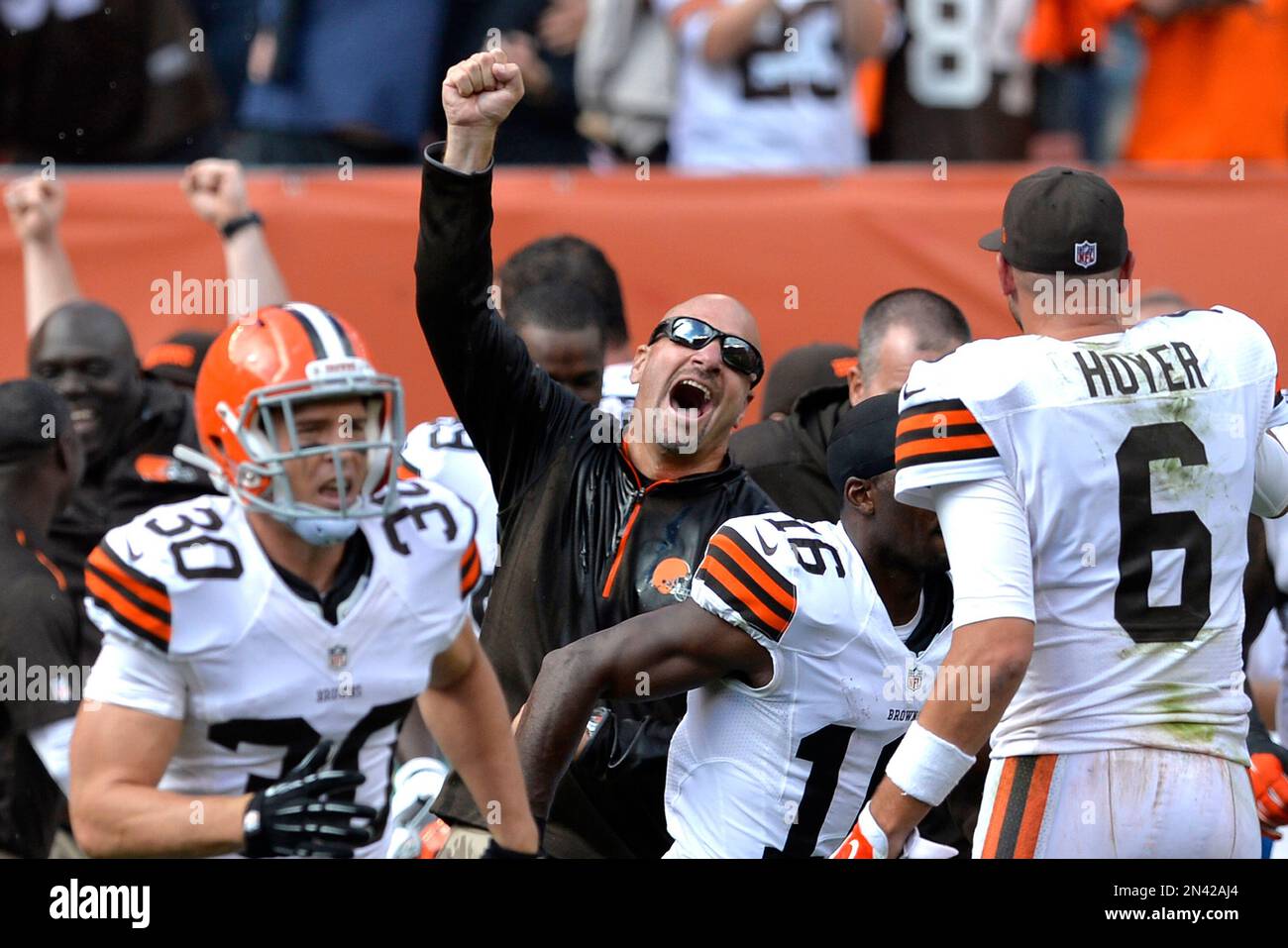 Cleveland Browns head coach Mike Pettine celebrates after a 26-24 win ...