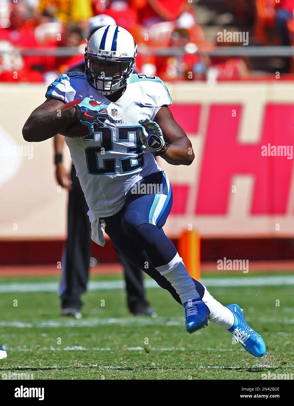 Tennessee Titans Shonn Greene (23) runs down field during an NFL game ...