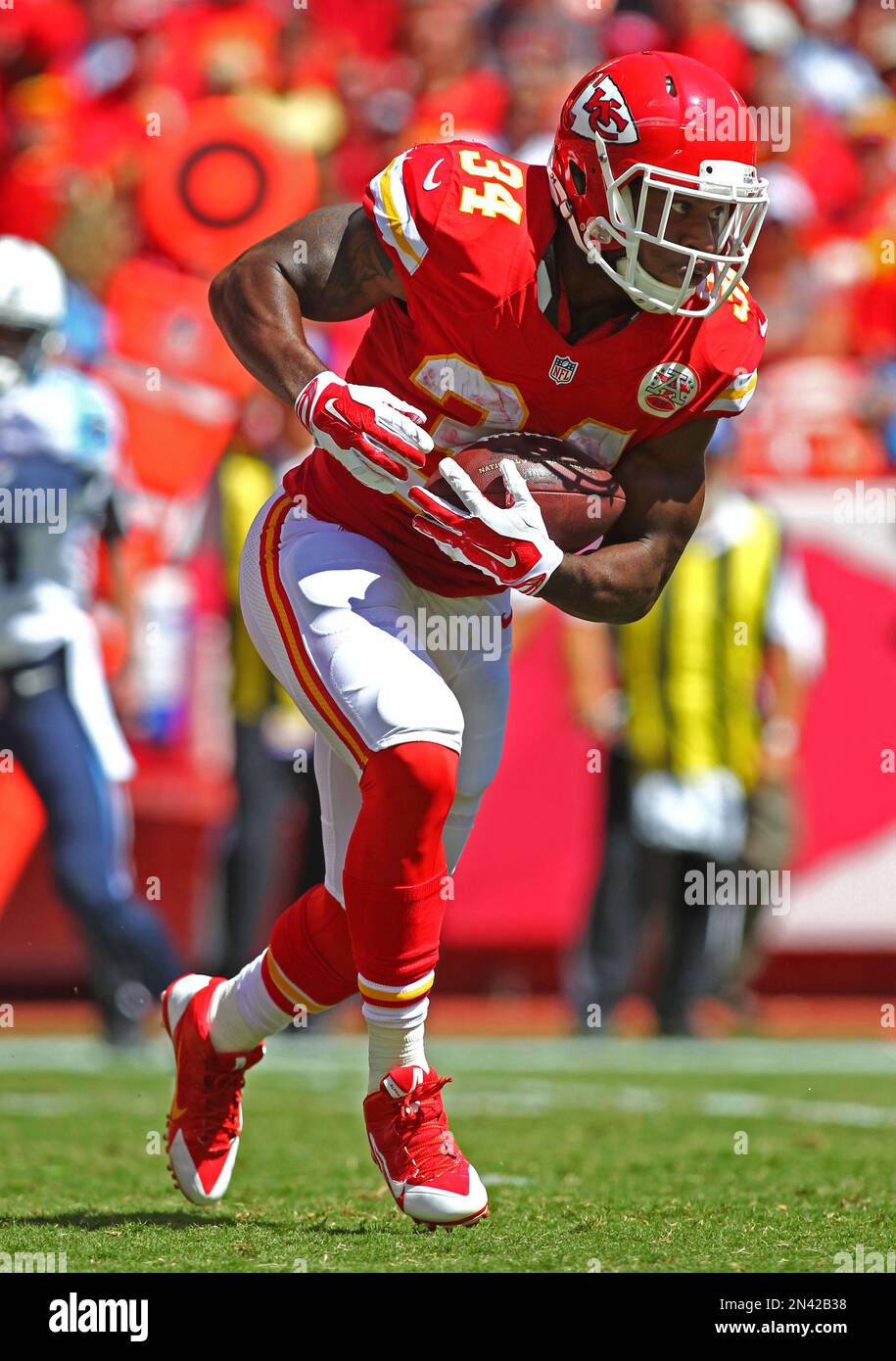 Kansas City Chiefs Knile Davis (34) runs down field during an NFL game ...