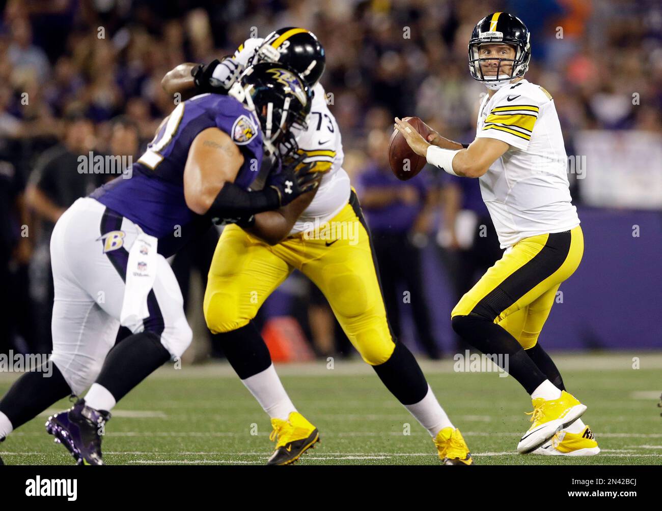 Pittsburgh Steelers quarterback Ben Roethlisberger, right looks for a ...