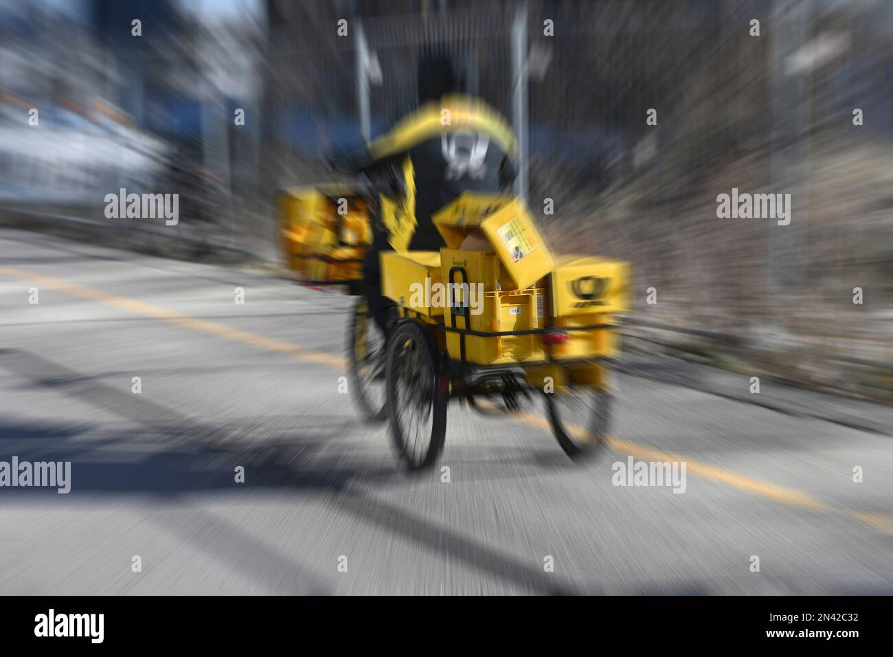 Munich, Deutschland. 07th Feb, 2023. Thematic image post, postman rides ...