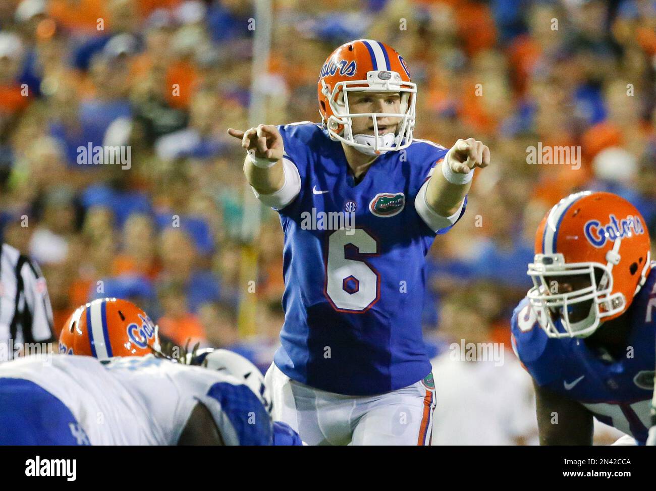 Florida quarterback Jeff Driskel (6) calls a play at the line of ...